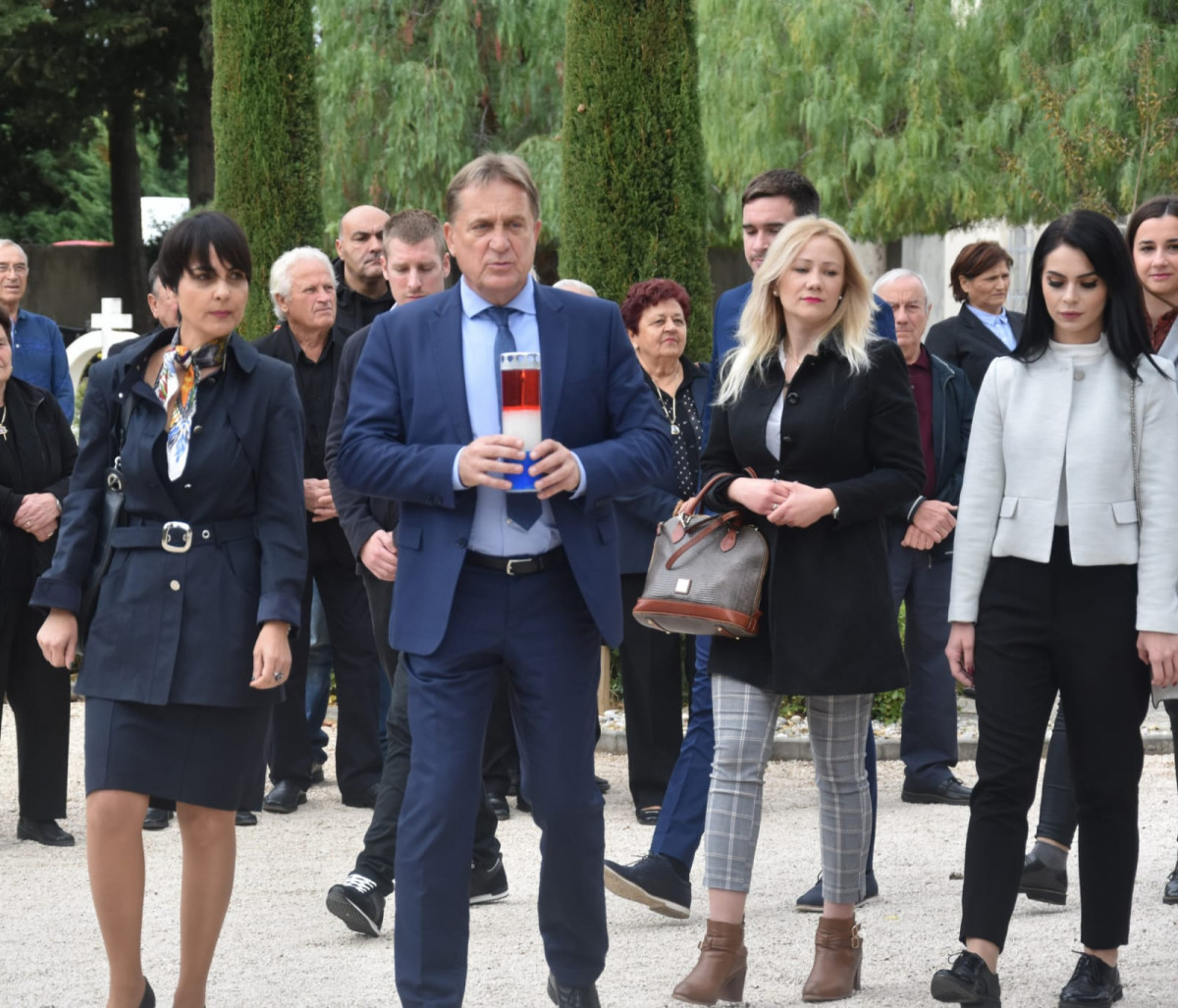 Povodom blagdana Svih svetih položeni vijenci na Gradskom groblju - HDZ ...