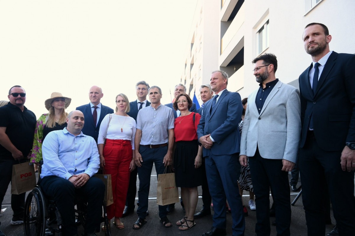 PLENKOVIĆ NA CRVENIM KUĆAMA NAZOČIO PRIMOPREDAJI KLJUČEVA ZA NOVE ...